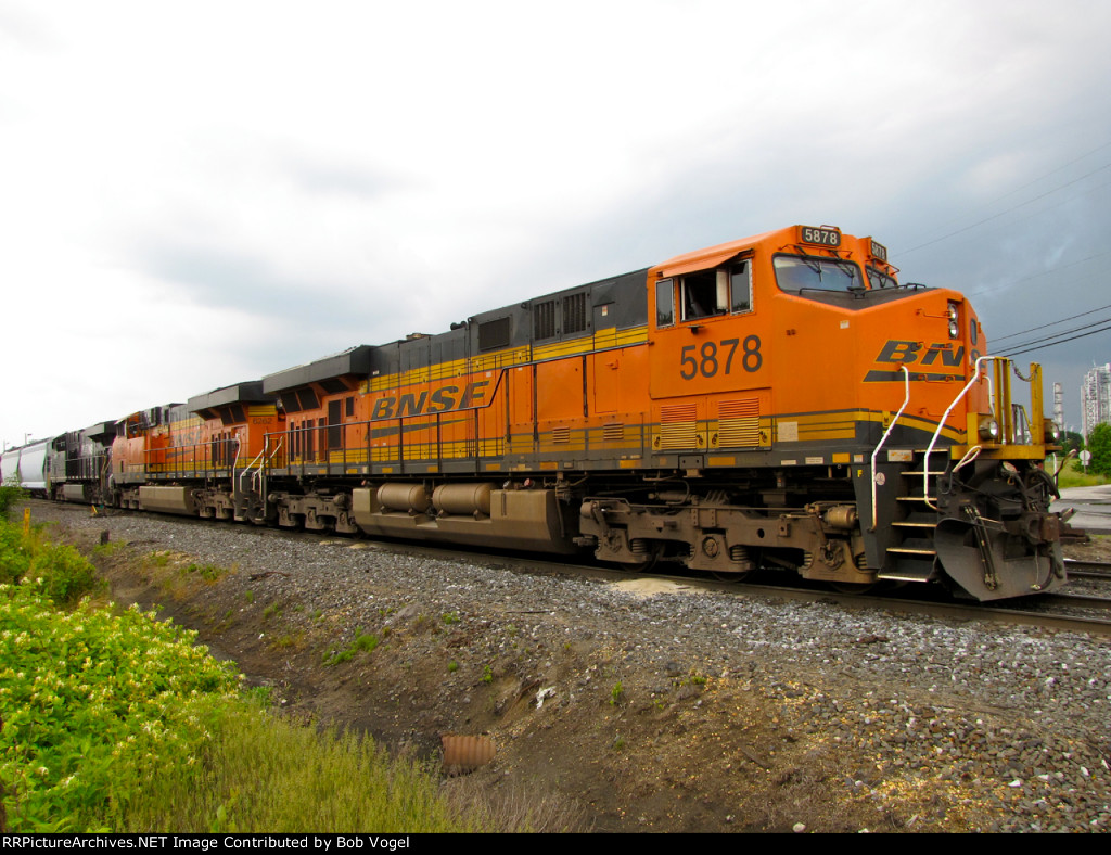BNSF 5878 and 6262